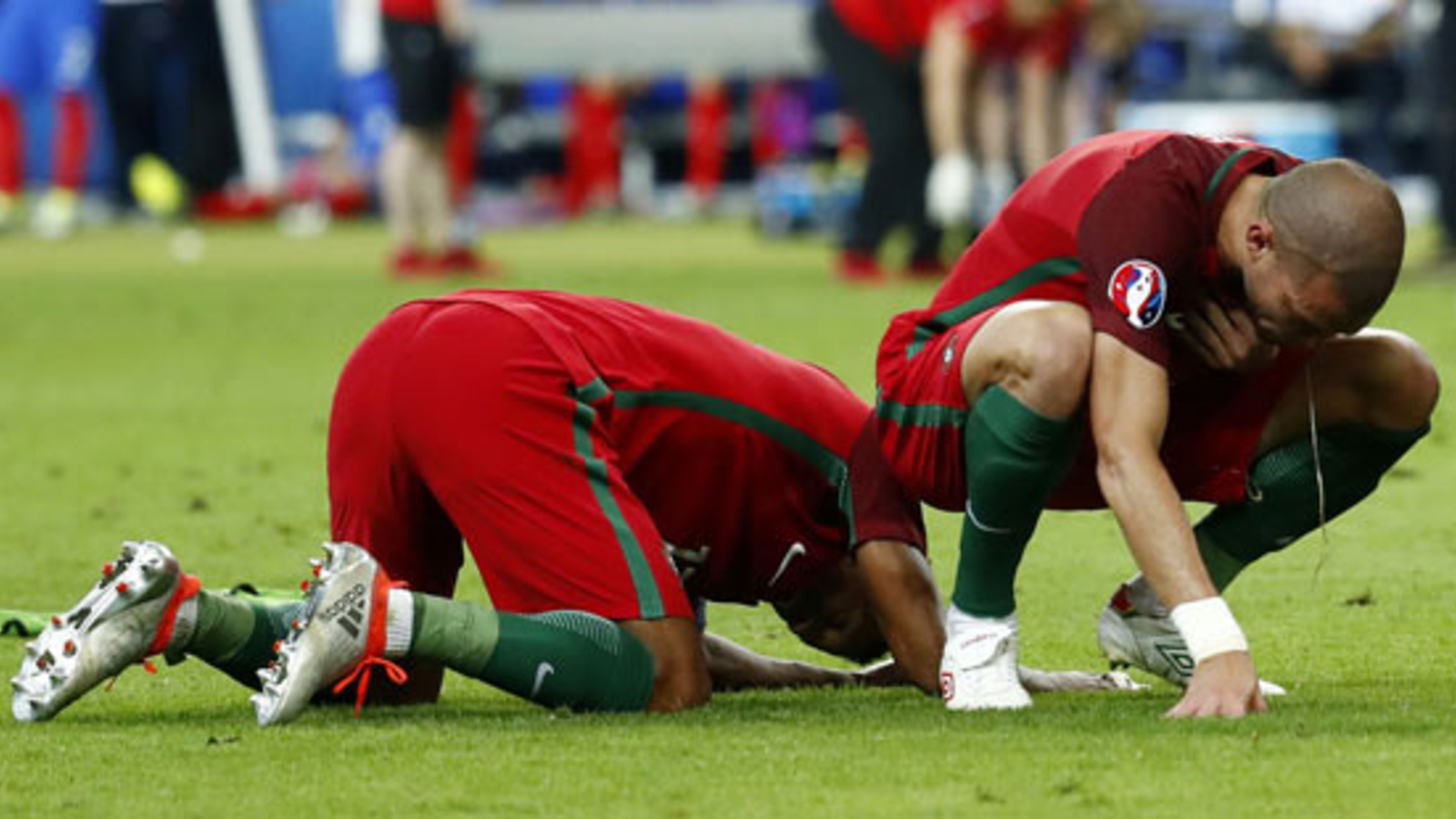 EM-Sieger: Pepe kotzt auf den Platz