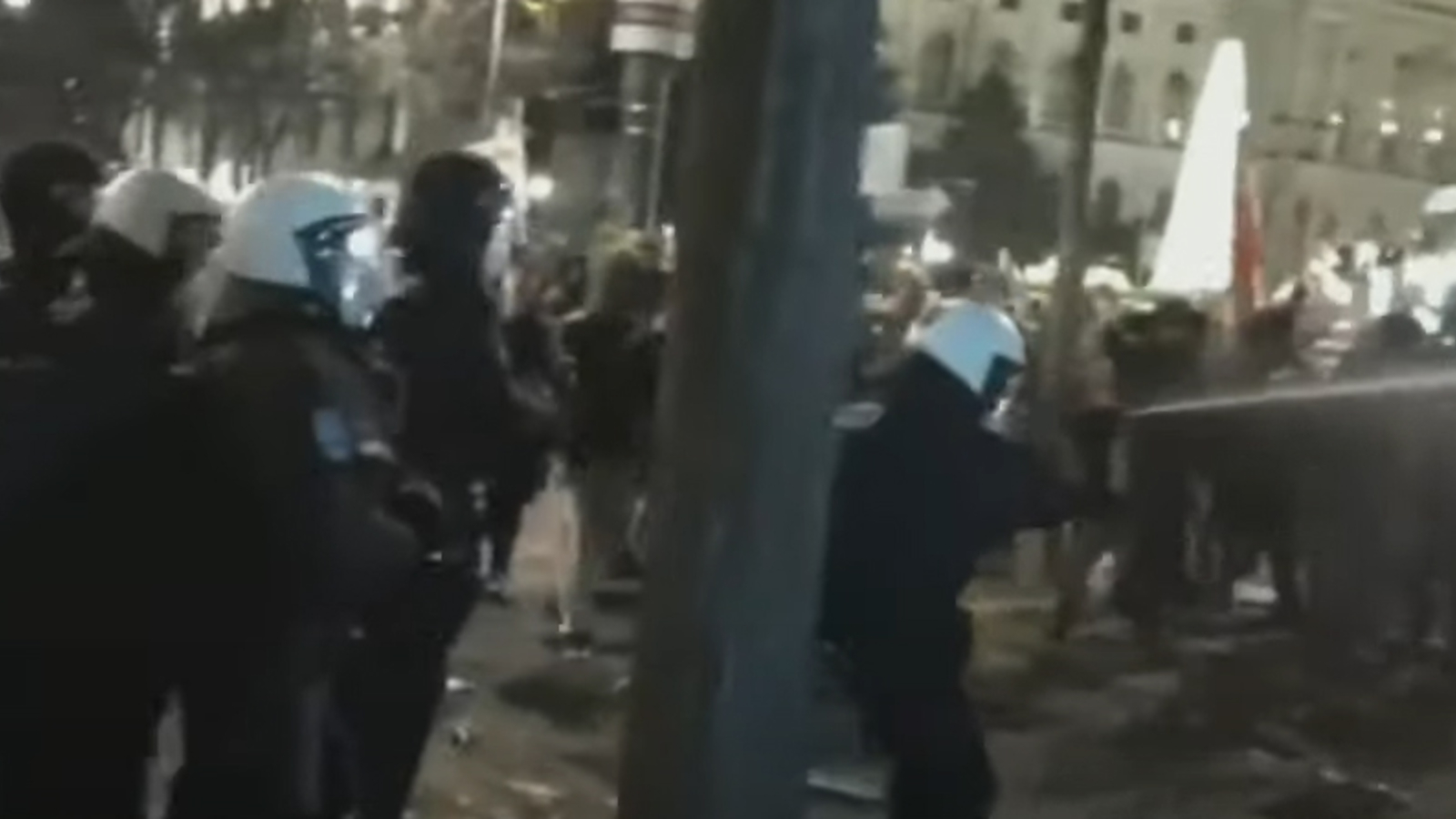 Corona-Demo eskaliert: Polizei setzt Pfefferspray ein