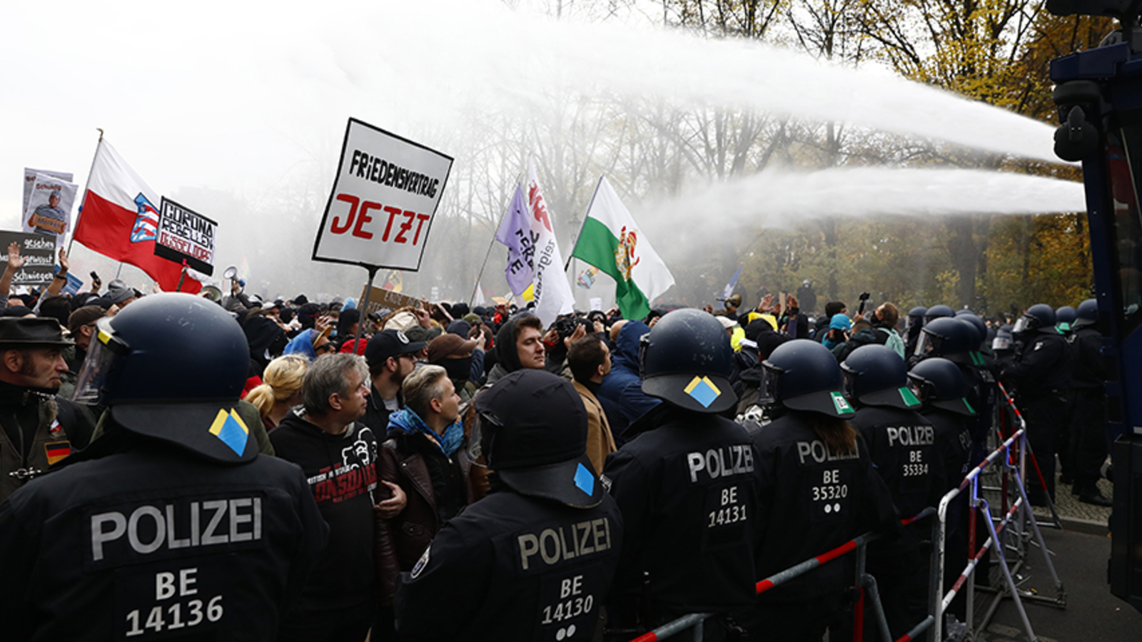 Deutsche Polizei setzt Wasserwerfer bei Corona-Protest ein - oe24.at