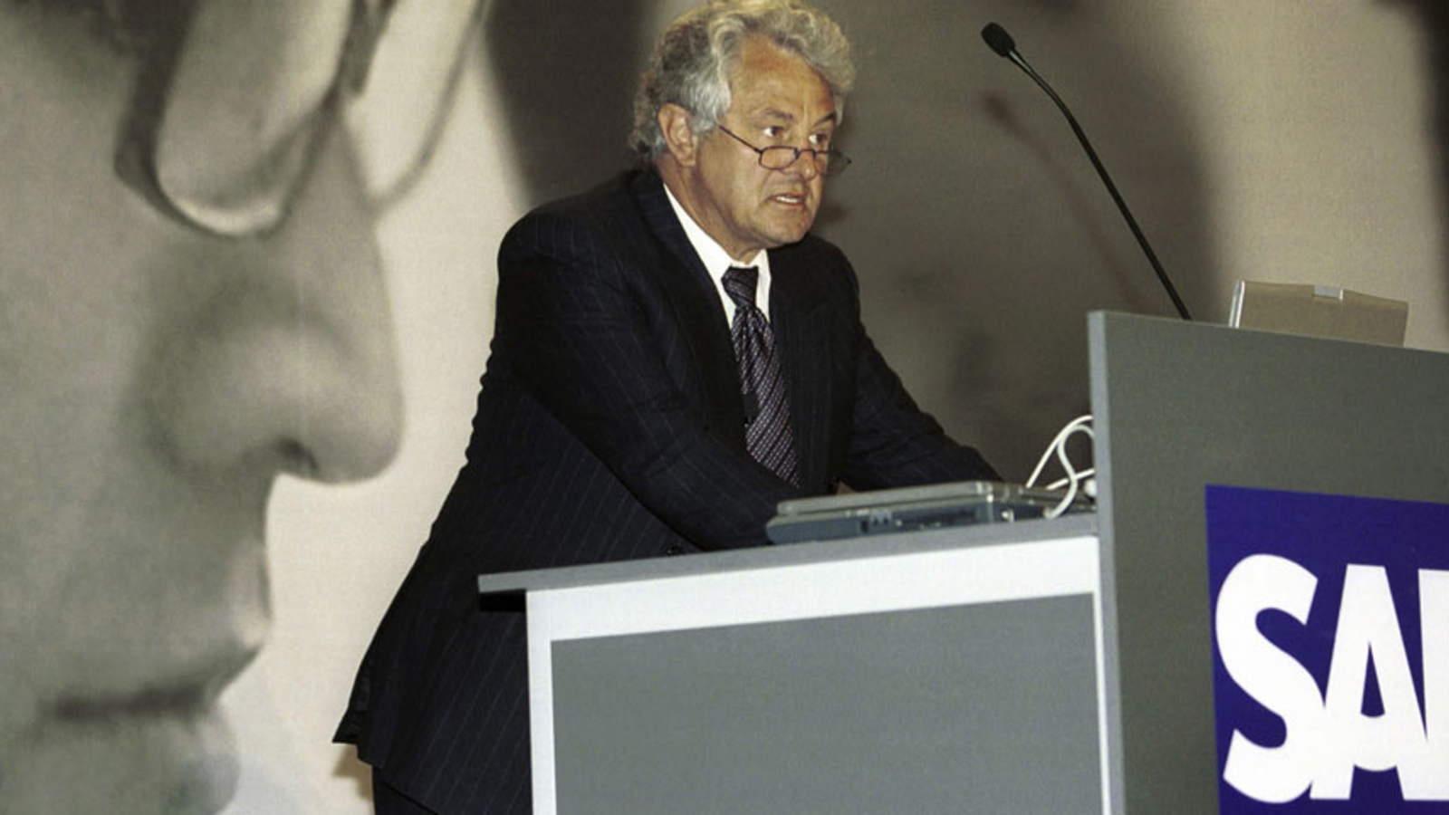 SAP-Gründer holt sich 367 Millionen Euro