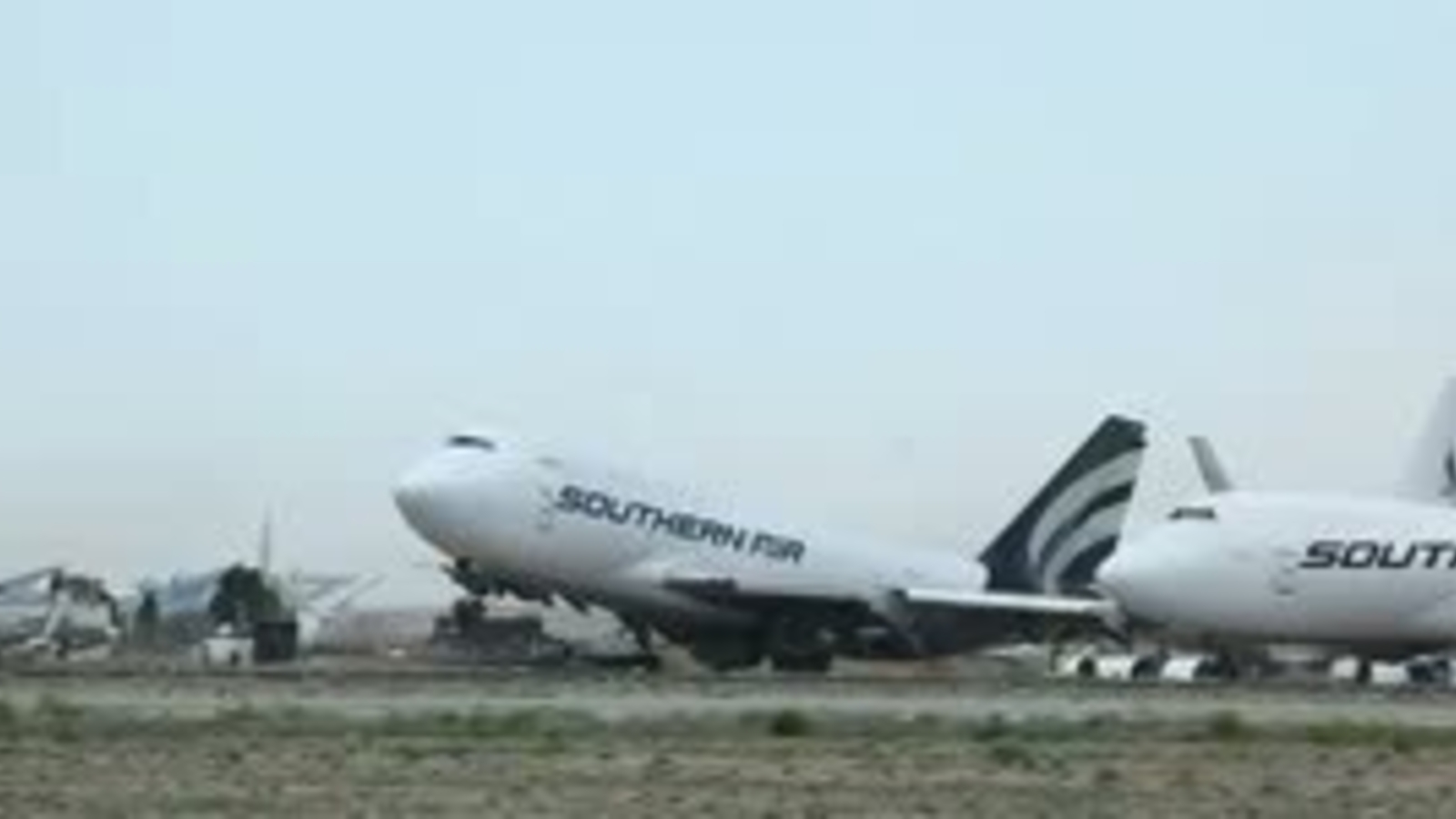 Starker Wind lässt Boeing 747 abheben