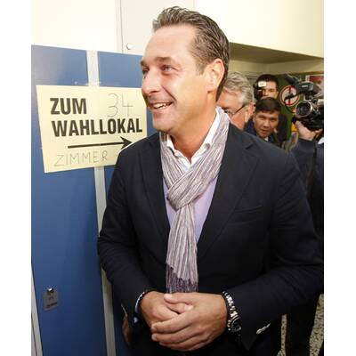H.C. Strache (FPÖ) im Wahllokal - oe24.at