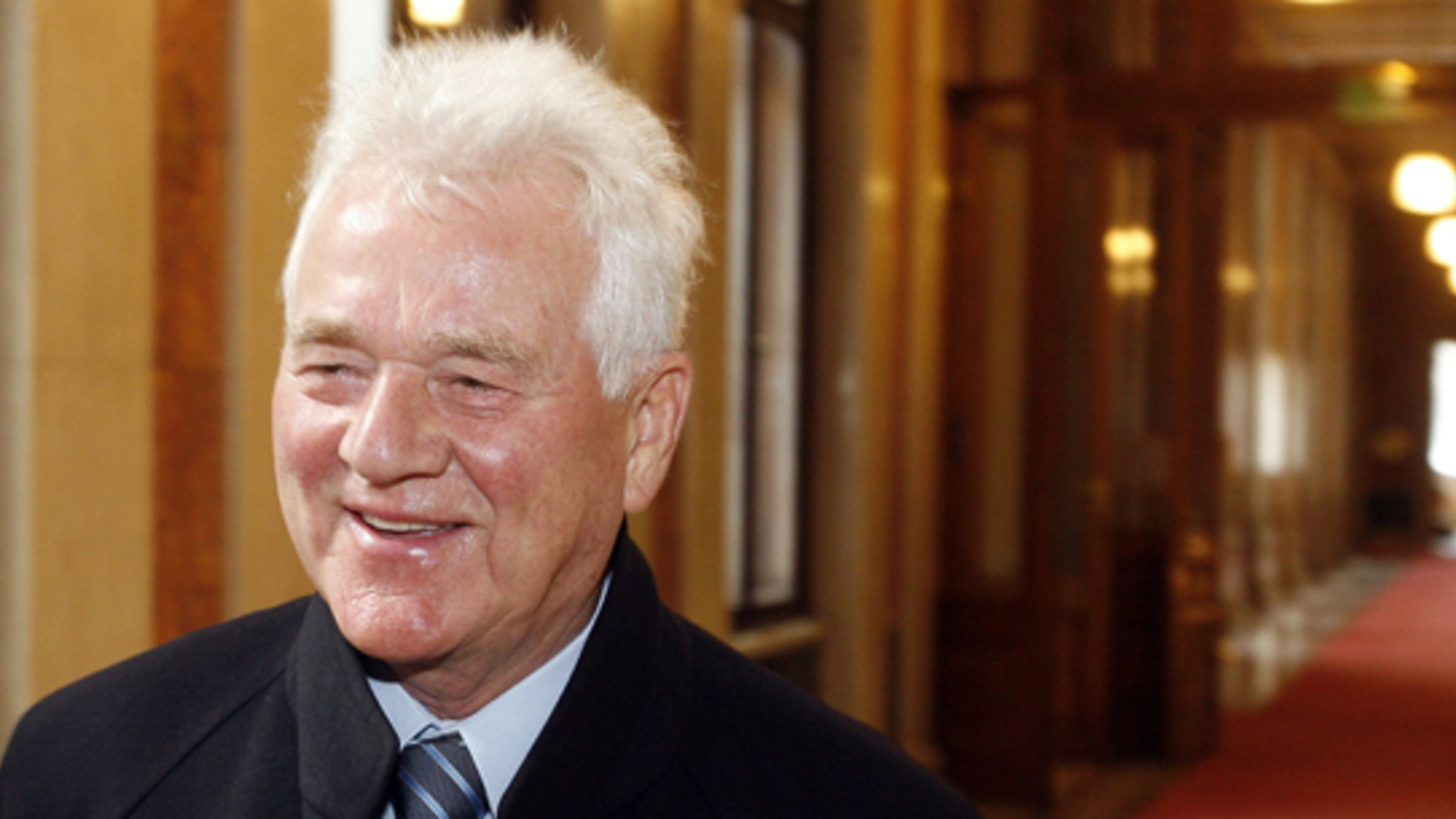 Frank Stronach mischt Länder auf - oe24.at