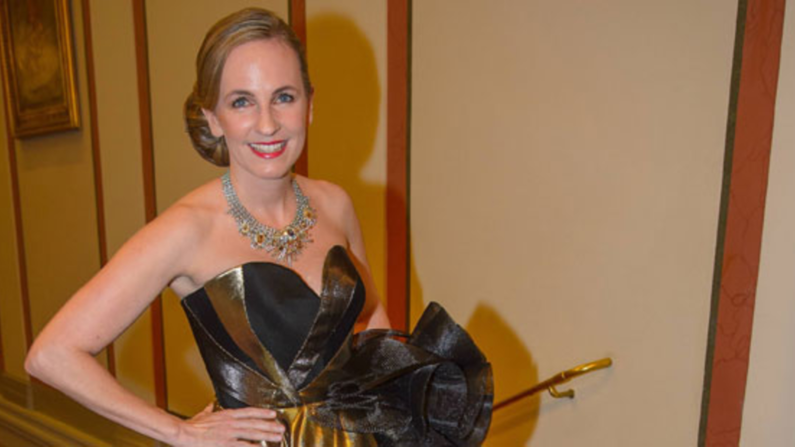 Neos wollen Aus für Opernball-Lady