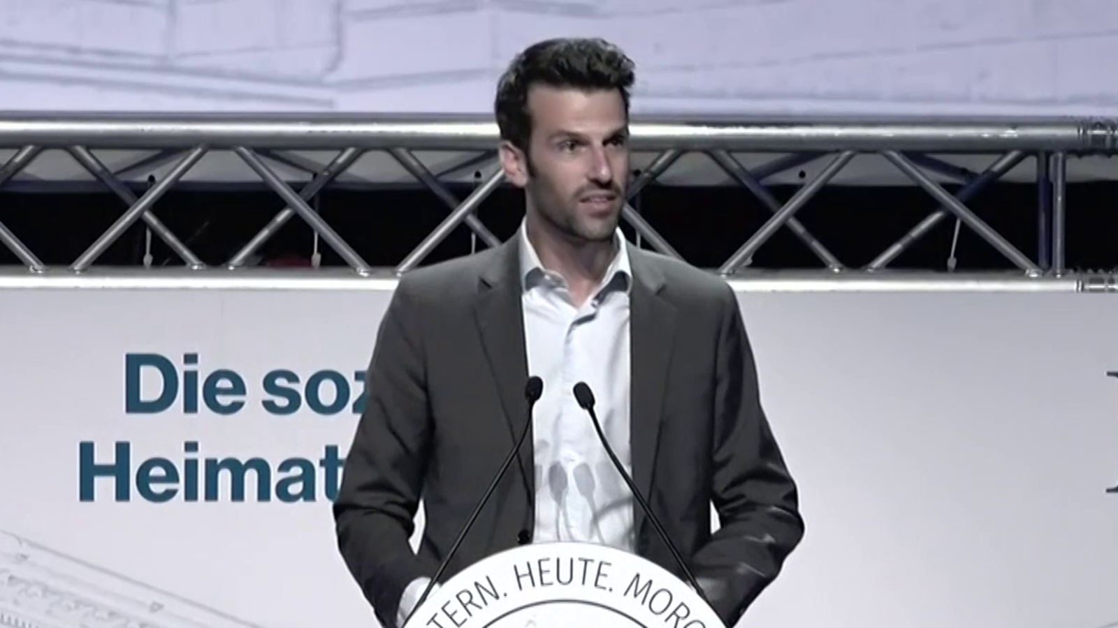 Udo Landbauer am FPÖ-Bundesparteitag in Wiener Neustadt - oe24.at