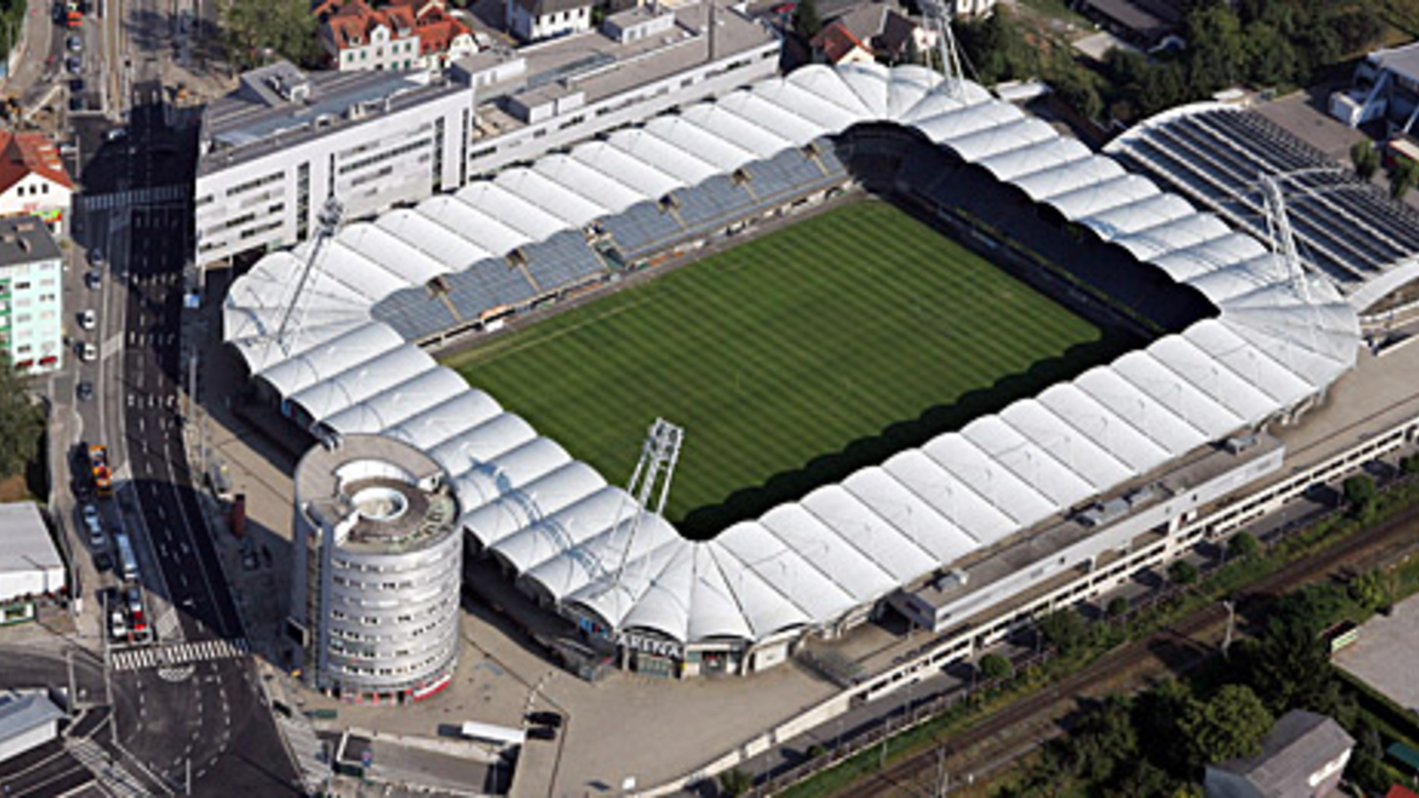 Polizei errichtet Sicherheitszone um UPC-Arena - oe24.at