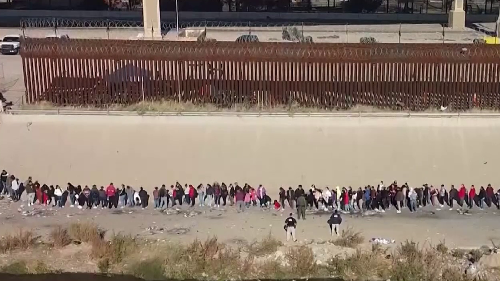 USA: Migranten versammeln sich an der Grenze - oe24.at