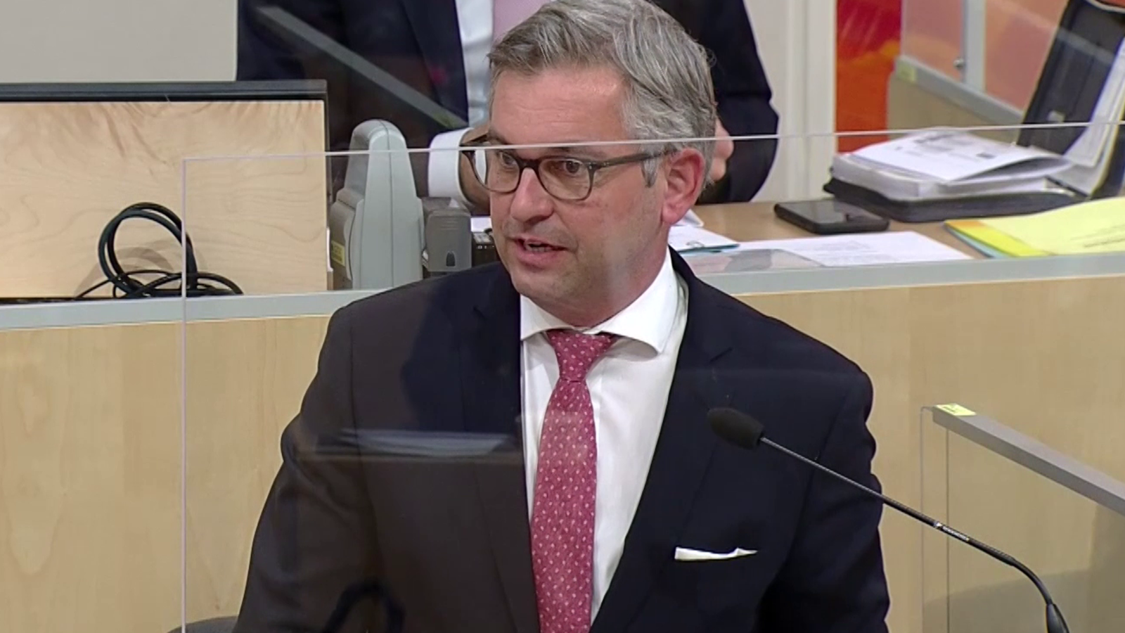 Magnus Brunner bei erster Nationalratssitzung mit Kanzler Nehammer