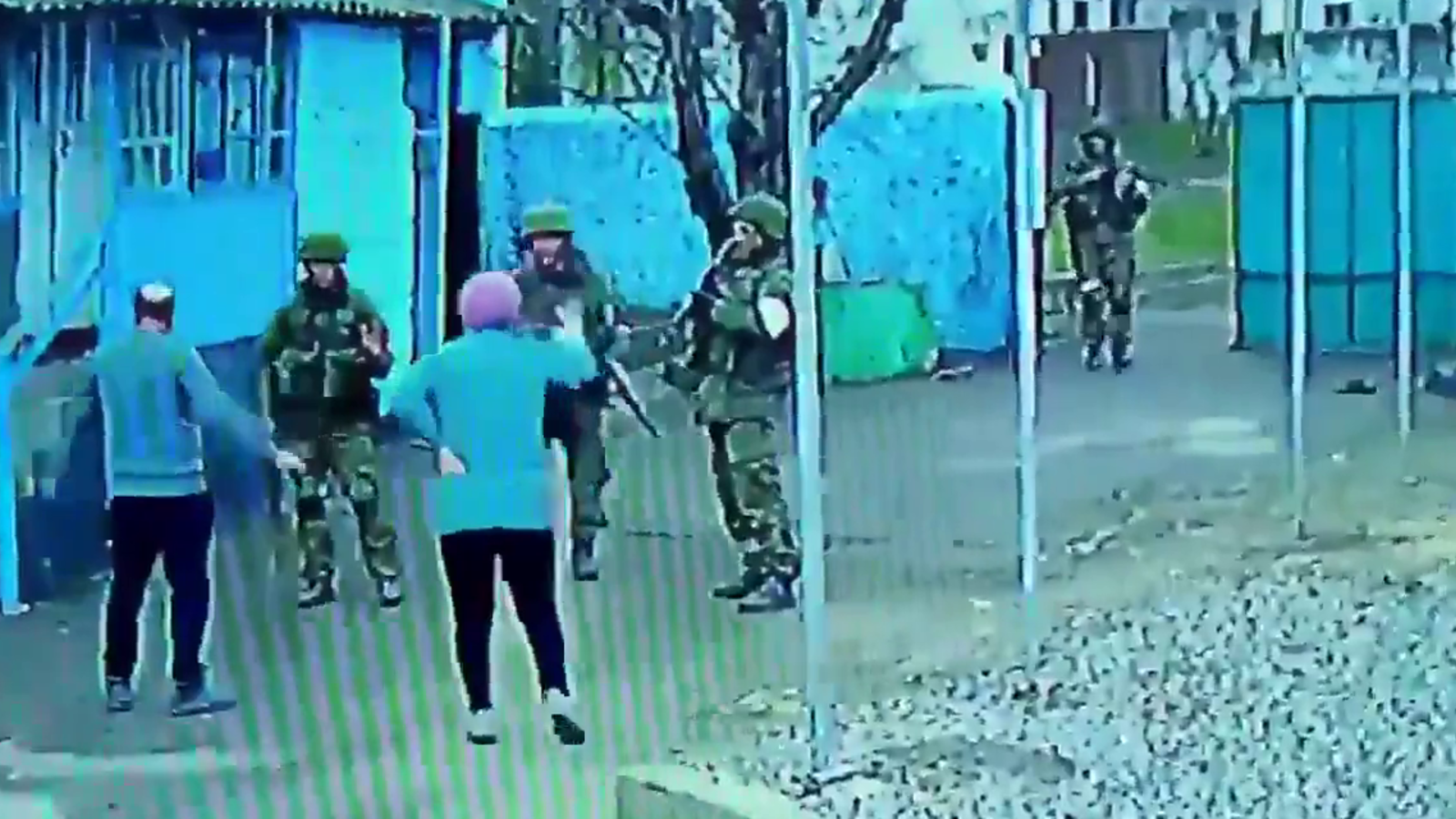 Altes ukrainisches Ehepaar vertreibt russische Soldaten von Grundstück Altes ukrainisches Ehepaar vertreibt russische Soldaten von Grundstück