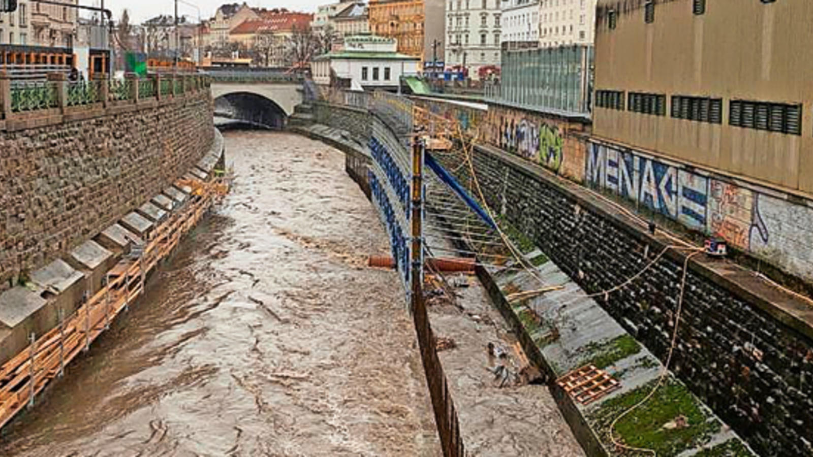 Wien-Fluss überschwemmt U2-Baustelle - oe24.at